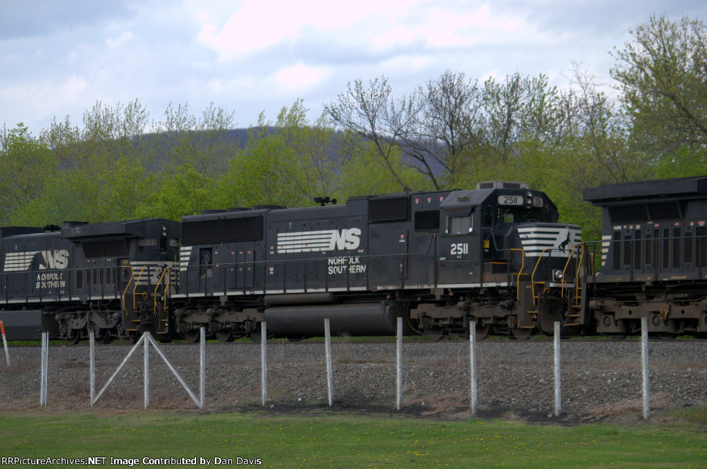 NS SD70 2511 trails on 20K